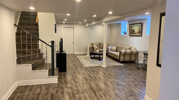 Beautiful 2 Bedroom Apartment W/ Parking - Vaughan