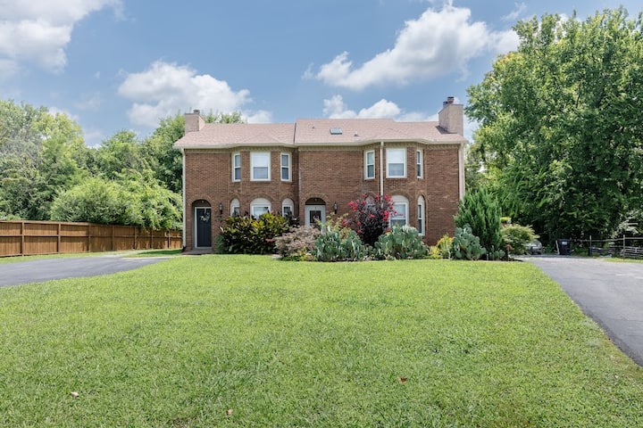 Relax By The Creek | Modern 2br + Patio - Murfreesboro, TN