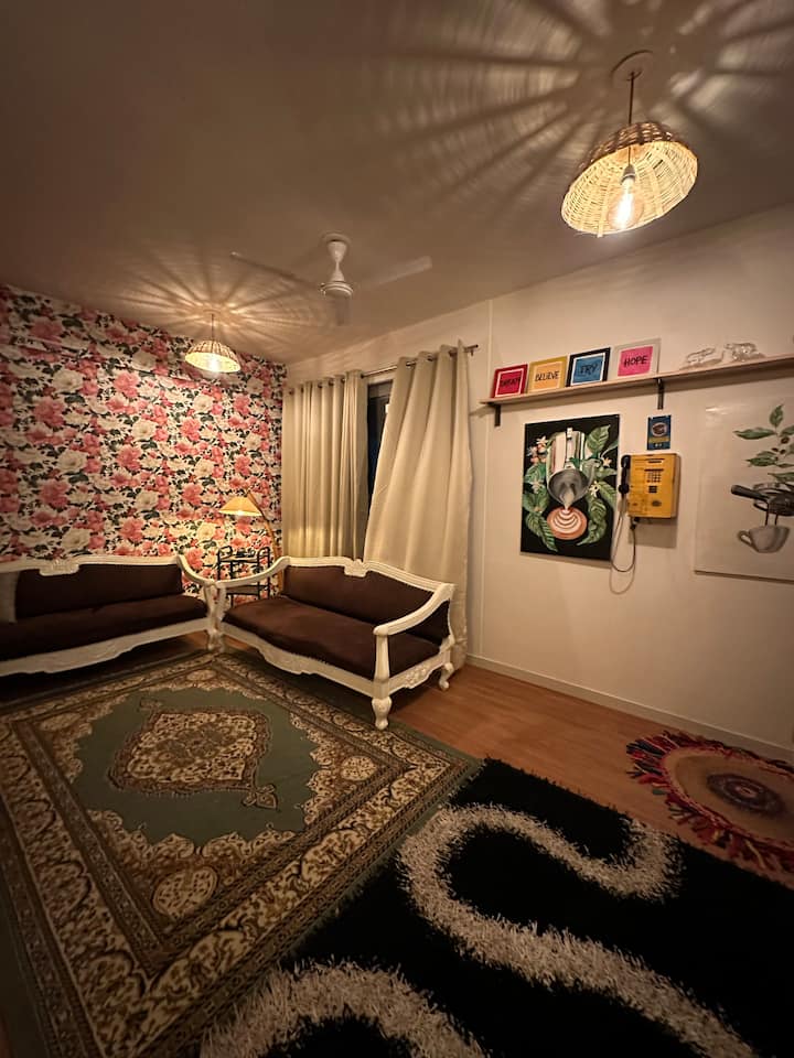 " Mojmaa Homestays – Scenic Room Lounge” - Ahmedabad