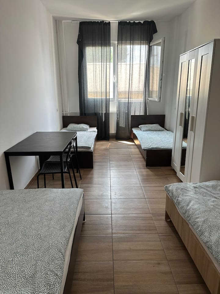 Roms 4beadsz 4 People Near Cent - Budapest