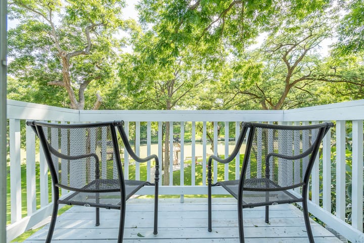 The Rosewood:
Waterfront Lakehouse Retreat - Seguin