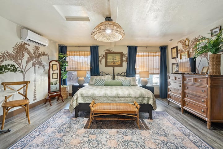 Pet Ok, 5 Min To Downtown, King Bed– Book Now! - West Palm Beach, FL