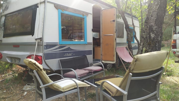 Caravane Isolée Dans La Nature. - Laragne-Montéglin