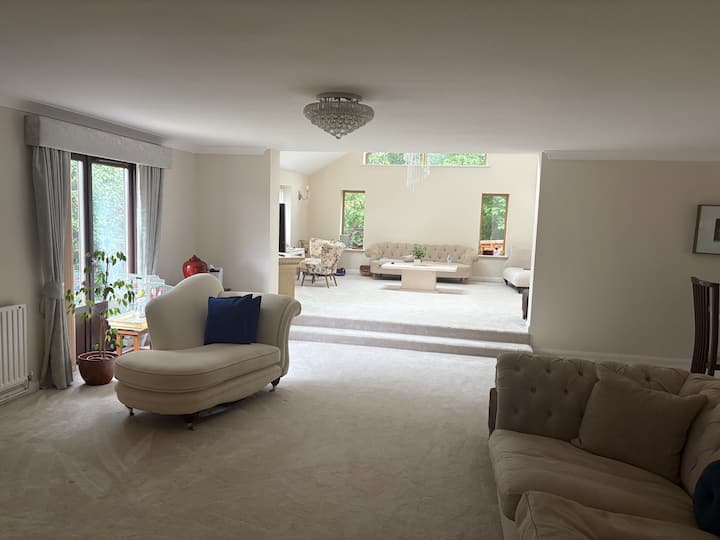 A Stylish Room In Large Home - Milton Keynes