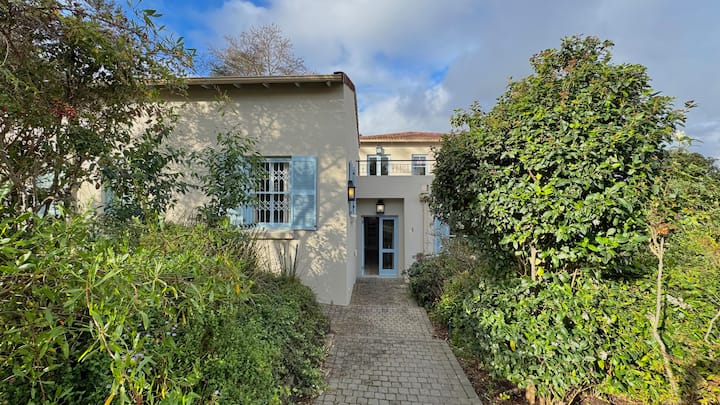 Casa Nubia: Pool, Games, & Hot Tub - Somerset West