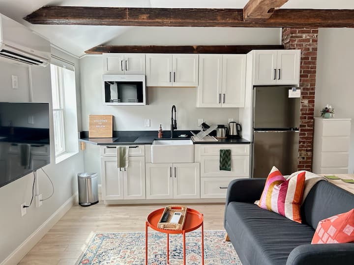 Salem Downtown Carriage House Studio W/ Parking - Marblehead, MA