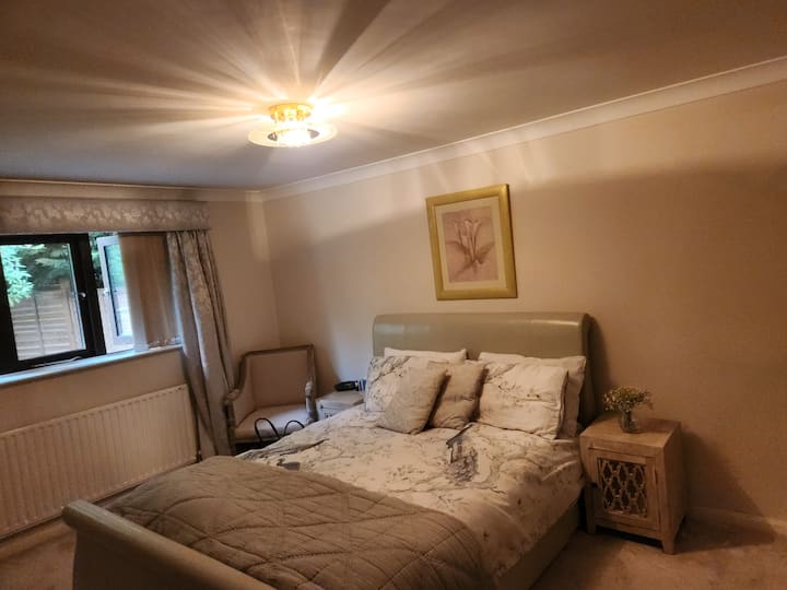 Stylish Room In A Large Home - Milton Keynes