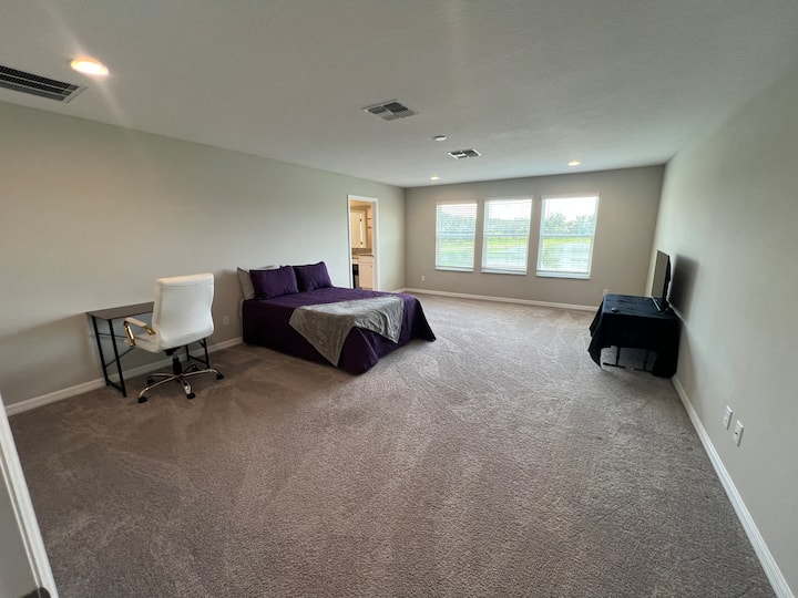 Private Suite|shower|tv|desk - Zephyrhills, FL