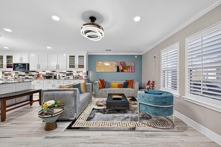 Suburban Retreat Residence W/ Large Master Suite - Richmond, TX