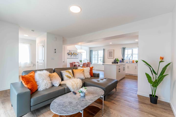 *Lovely 3 Bedrooms Entire House*beside Wem Sleep6 - Edmonton