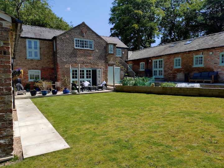 Bedroom 1 - North Ormsby Stables, Double Ensuite - Louth