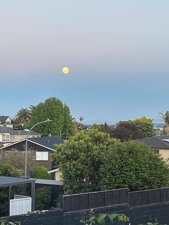 Matua, 3 Bedroom Family Friendly Upstairs Unit - 