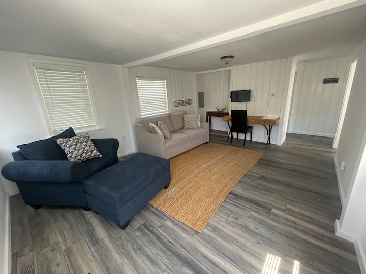 Stylish 2 Bedroom Retreat Close To City Center - Massachusetts