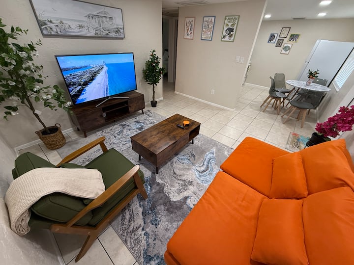 St. Pete Gem: Close To Art District And Beaches - St. Petersburg, FL