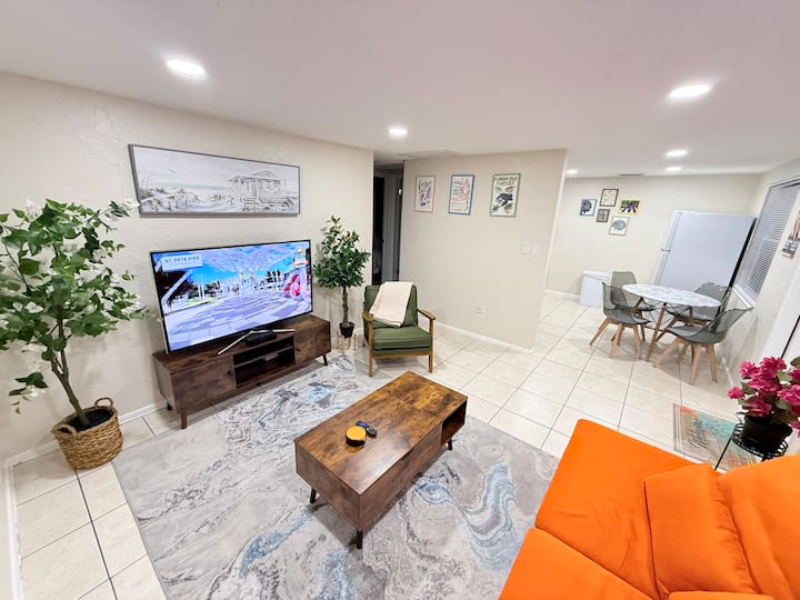 St. Pete Gem: Close To Art District And Beaches - St. Petersburg, FL