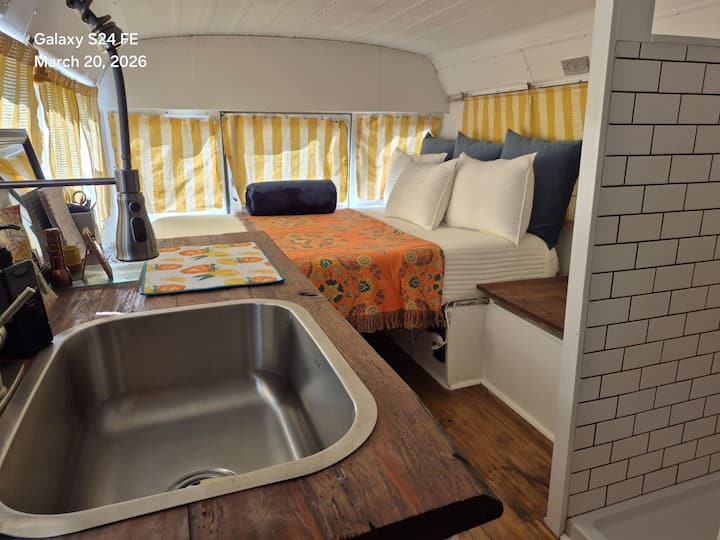 New-charming Prison Bus Tiny Home With Wifi - Brunswick, GA