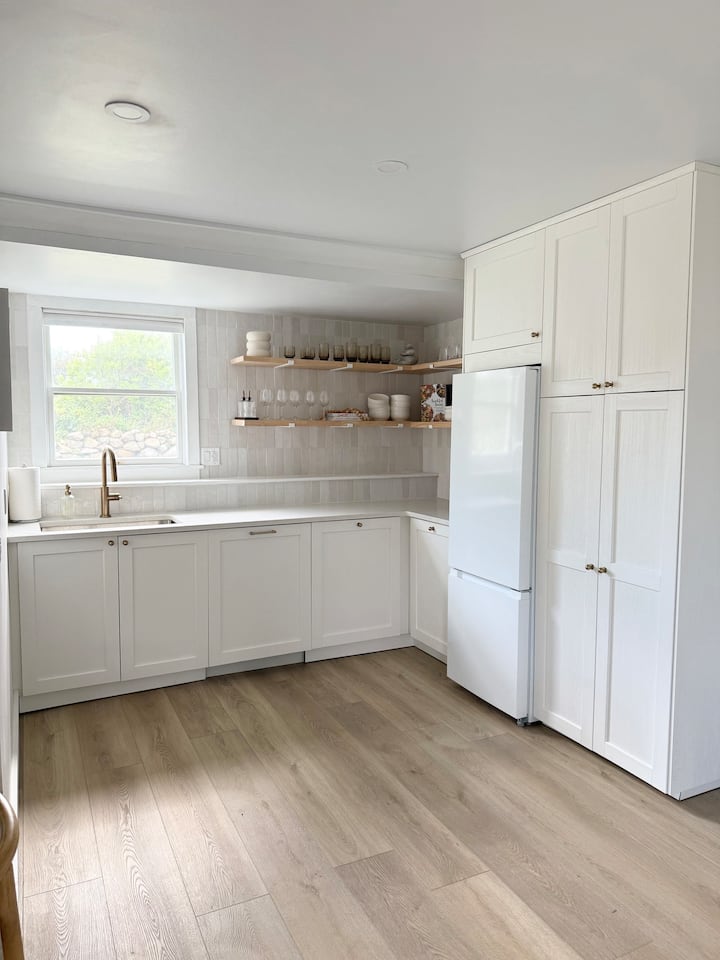 Bright & Modern Ground Floor Apt - Block Island, RI