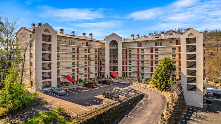 New! *Walk To Gatlinburg!* 2br W/balcony*location! - Gatlinburg, TN