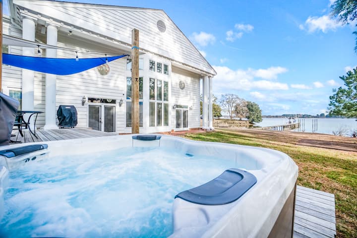 Serene Retreat - Hot Tub, Private Dock & Fire Pit - Chesapeake, VA