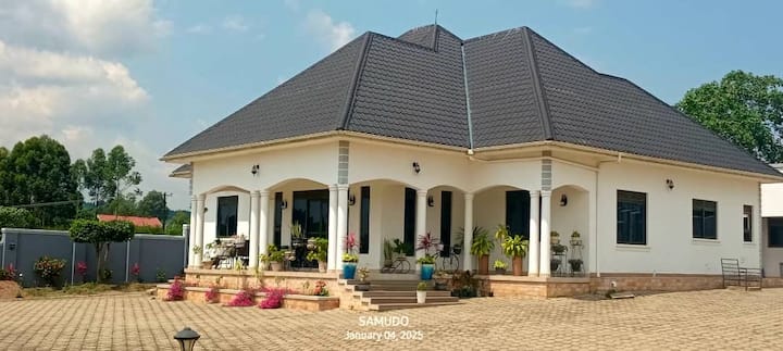 Tanzi Villa 4 Bedrooms 7 Beds - Uganda