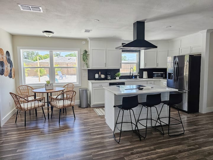 Spacious 3/2  W Fenced Yard - 5 To Img & Srq - Longboat Key, FL