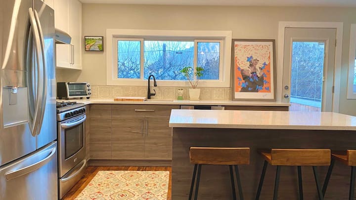 Lovely 3 Bed 2 Bath Home - Downtown Neighbhourhood - Kamloops