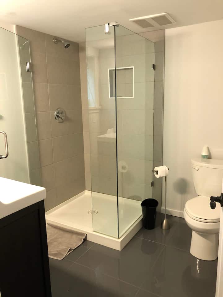 Spacious Clean Guest Suite - Vancouver