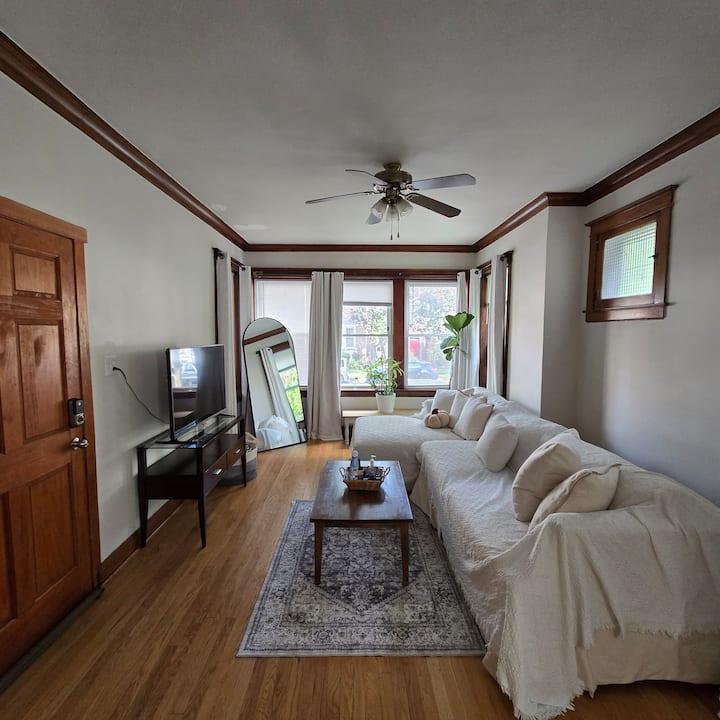 Apartment In Irving Park Area! - Chicago, IL