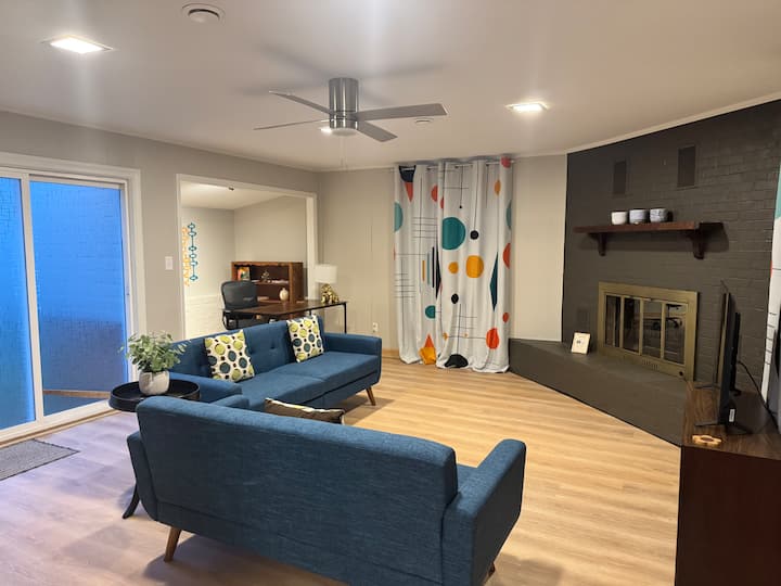 Spacious 6 Person Midcentury Modern Retreat - Greensboro, NC
