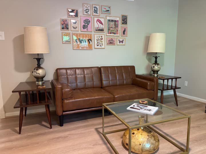 Spacious 6 Person Midcentury Modern Retreat - Greensboro, NC