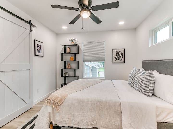 Heart Of Plaza | Walkable + Purple Bed - Oklahoma City