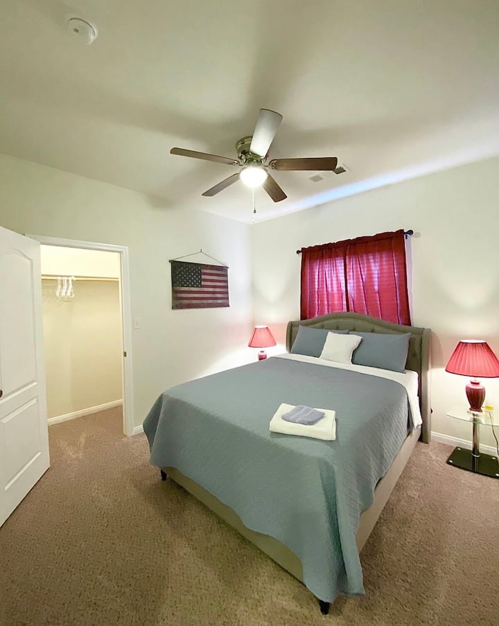 Beautiful Home Sleeps 7 - Bakersfield, CA