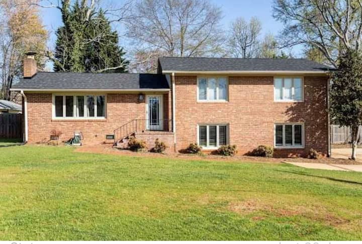 Charming Brick House In Paris Mountain Foothills - Travelers Rest, SC