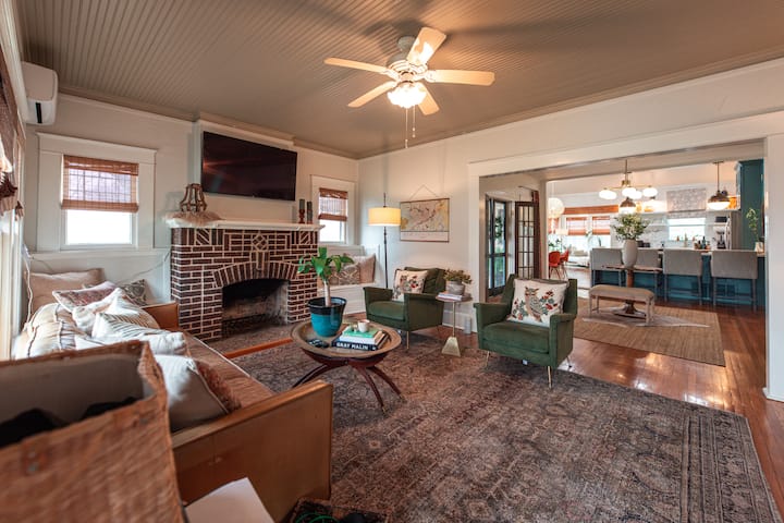 Renovated 1920 Bungalow Downtown - New Braunfels, TX