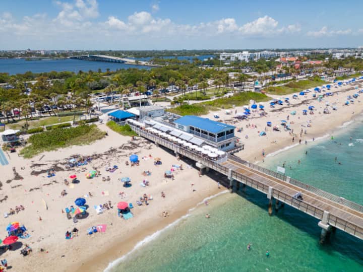 Lake Worth Beach Pier Getaway - Unit 1 - Atlantis, FL