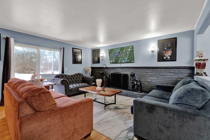 Dark Haus • Games, Ping Pong, + Cozy+private Stay - Sterling Heights, MI