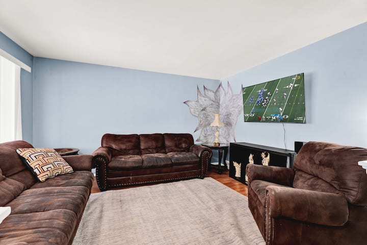 Dark Haus • Games, Ping Pong, + Cozy+private Stay - Sterling Heights, MI
