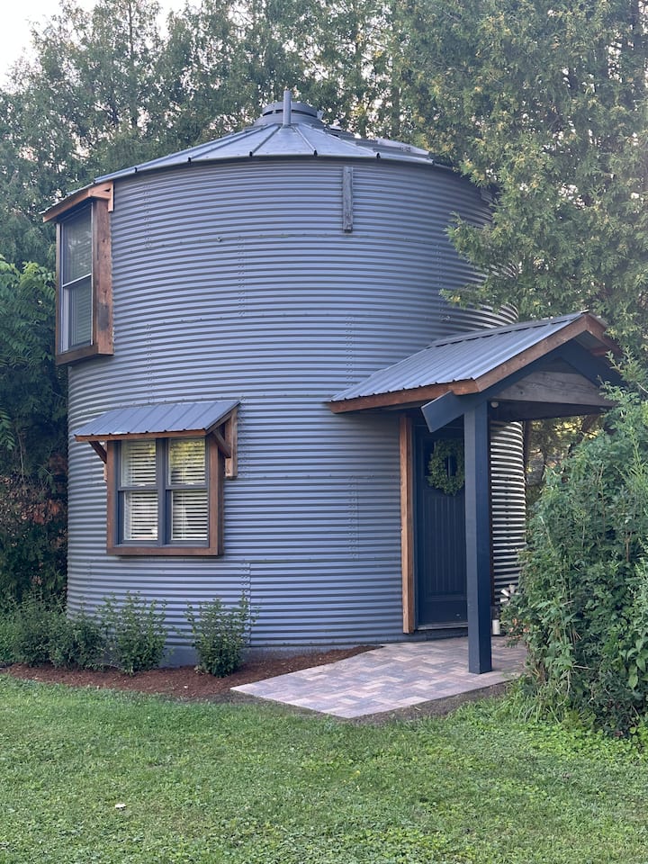 Cozy Bin Cottage - Waukegan, IL