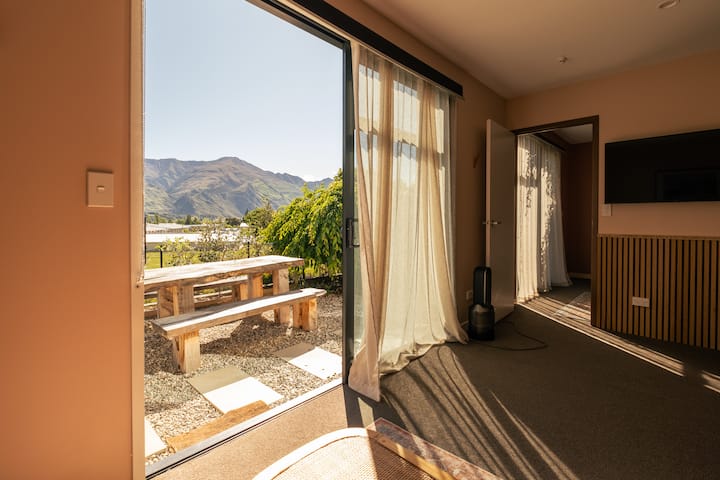 Modern Retro Studio C - Studios On Kings - Wanaka