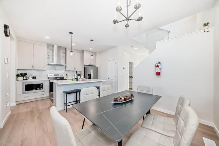 Modern 4br Home | Near Yyc Airport & Downtown - Calgary
