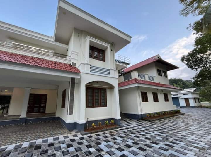 Lakeshore Serviced Villa - 6 Bedrooms/8 Bathrooms - Kumarakom