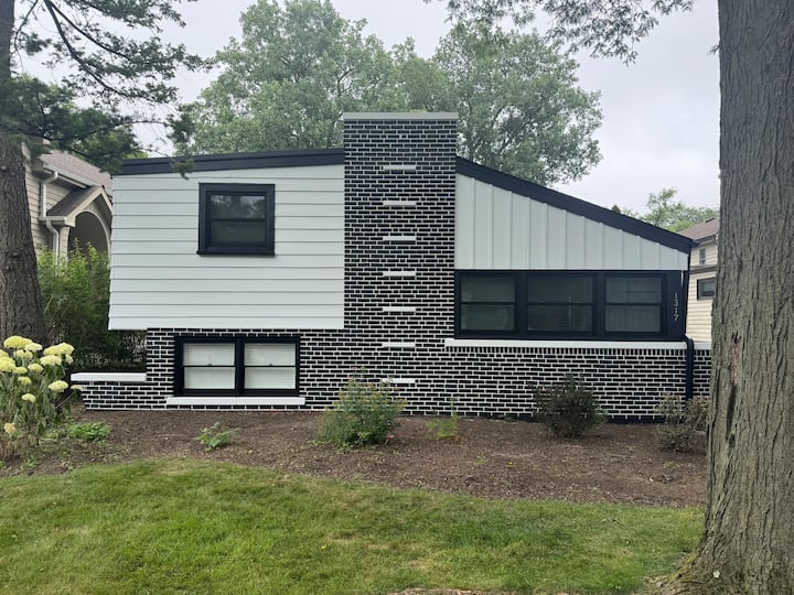 Chic Mid-century Modern Comfort - Deerfield, IL