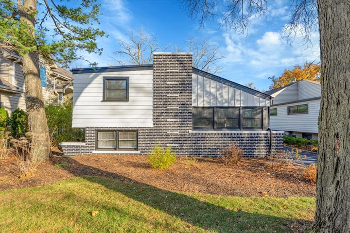 Chic Mid-century Modern Comfort - Highland Park, IL