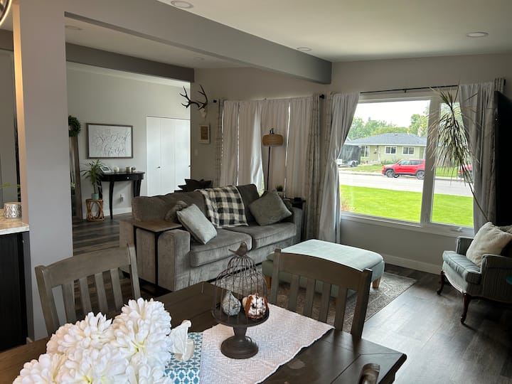 Stylish Southside 3br Home - Lethbridge
