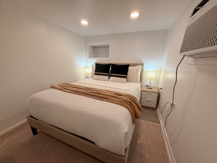 Quiet Andersonville Studio - Chicago, IL