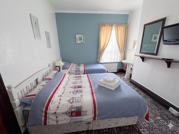 Affordable & Cozy Seaside Guest House| Cleethorpes - Cleethorpes