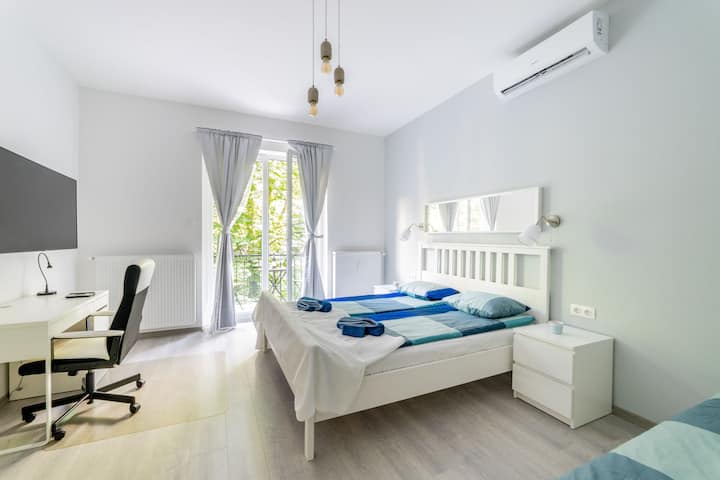 On The Danube Promenade With Two Large Balconies - Budapest