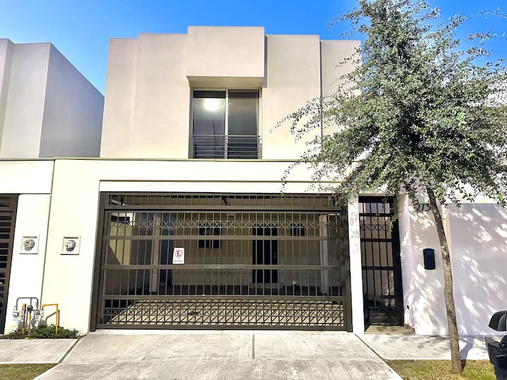 H | Casa Con Cochera Techada - Monterrey