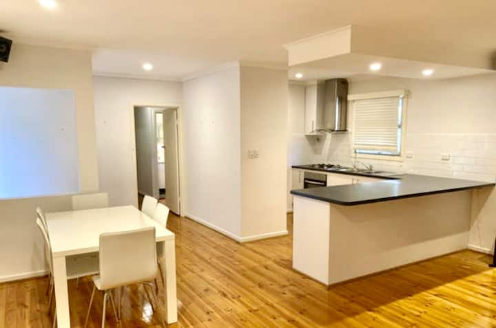 Cozy 3br Home With Parking - One Tree Hill