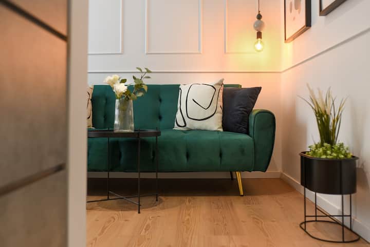 Chic Central Hideaway – Stylish 1br With Balcony - Bucharest